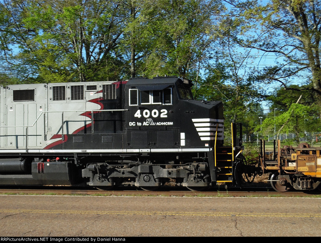 NS 4002 trailing on 22N